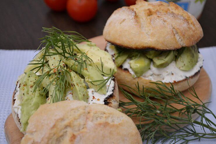Sandvis cu branza si avocado - Bucataresele Vesele