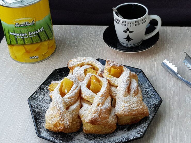 Foitaj umplut cu bucati de ananas - Bucataresele Vesele