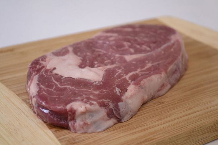 Antricot de vita la gratar cu salata - Bucataresele Vesele