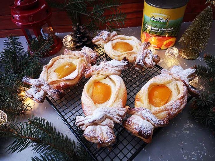 Placinte cu branza si piersici, placinte cu ravase - Bucataresele Vesele