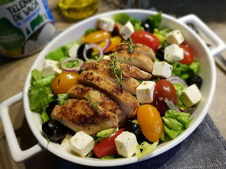 Salata greceasca cu pui si telemea - Bucataresele Vesele