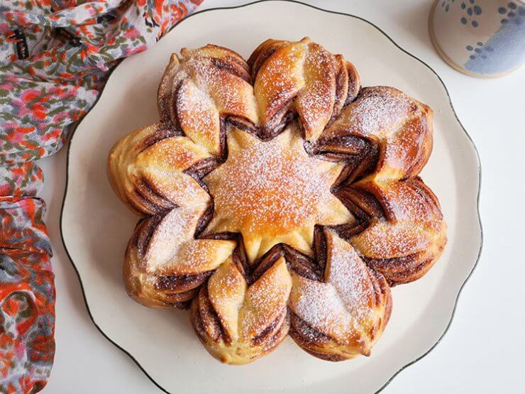 Cozonac floare cu crema de alune - Bucataresele Vesele