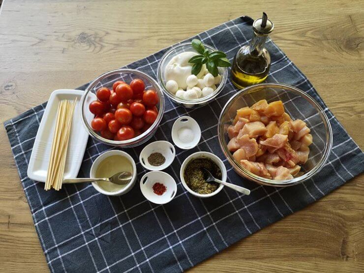 Frigarui de pui caprese cu pesto - Bucataresele Vesele