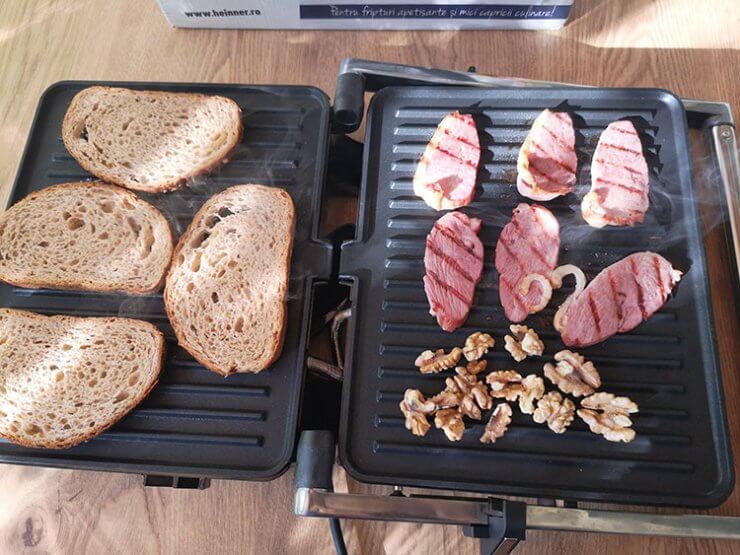 Sandvis cald cu pere si pastrama de rata - Bucataresele Vesele